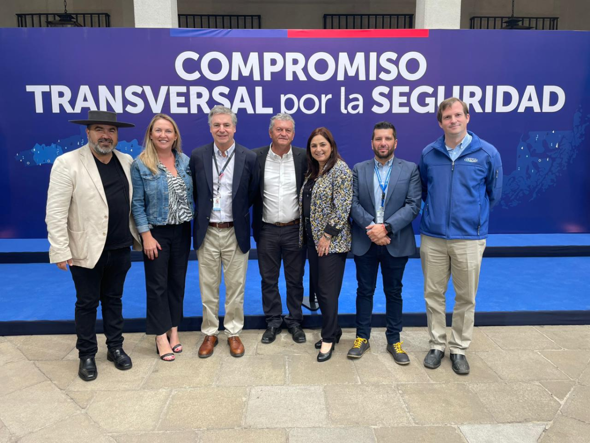 Alcalde Jaime Escudero Junto Al Presidente Gabriel Boric Asociaciones
